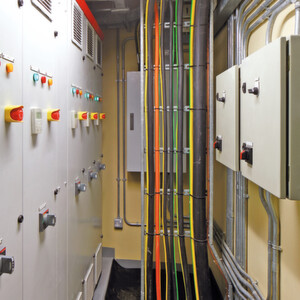 Schnelle und effiziente Verkabelung durch die Wand